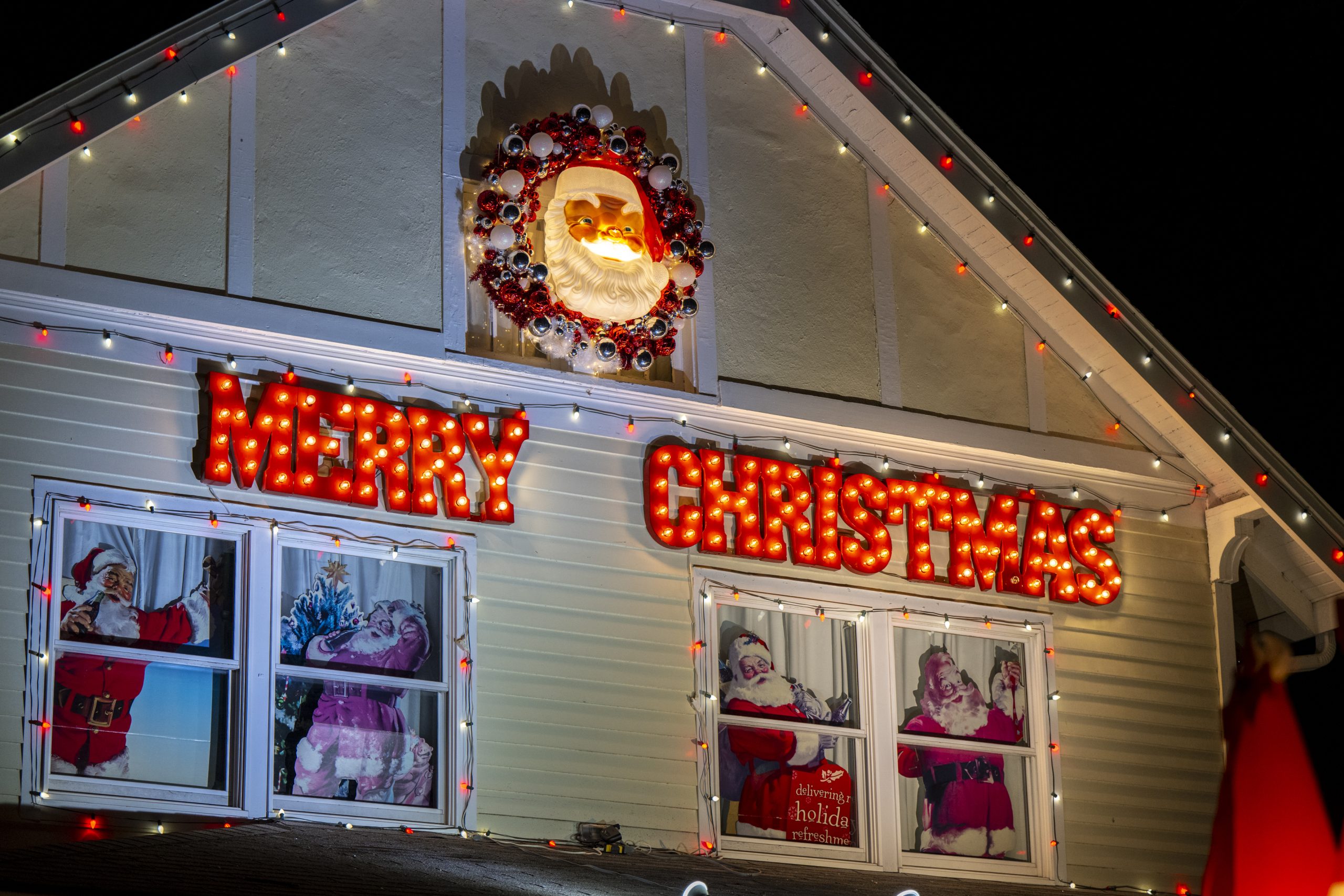 Indianapolis home stuns with Christmas decorations every year