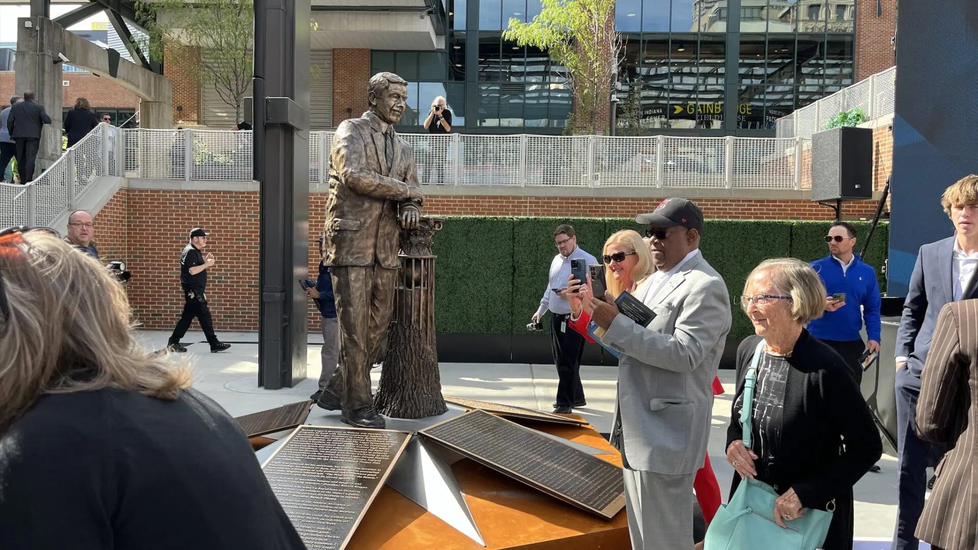 Indianapolis unveils Richard Lugar statue